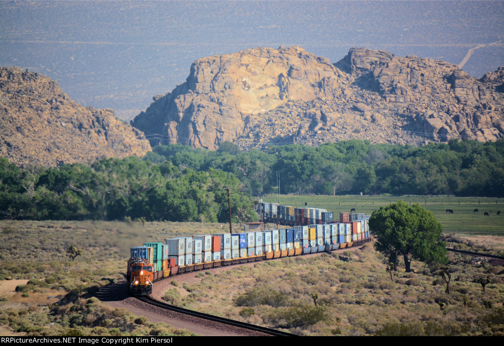 BNSF 7147 with Doublestack Through Mojave Narrows